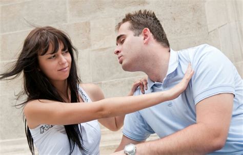 👧 မိန္းကေလးတစ္ေယာက္က သူ႕ကို မေႏွာင့္ယွက္ေစခ်င္ဘူး ဆိုတာ ႏႈတ္က ဖြင့္မေျပာပဲ သိသာေစမယ့္အခ်က္မ်ား