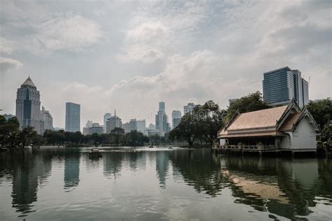 Vista De La Metr Poli Moderna Bangkok Tailandia Reflexi N En El Agua
