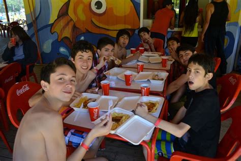 Patio De Comida Parque Acuatico Antu De Quillon Piscinas Y Toboganes