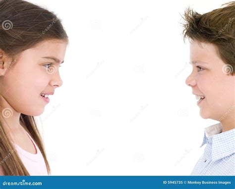 Fratello E Sorella Che Se Lo Esaminano Che Sorride Immagine Stock