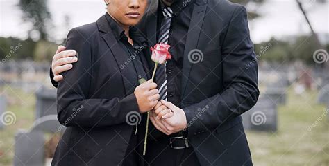 Muerte Por Rosa O Pareja En El Cementerio Para El Funeral Servicio