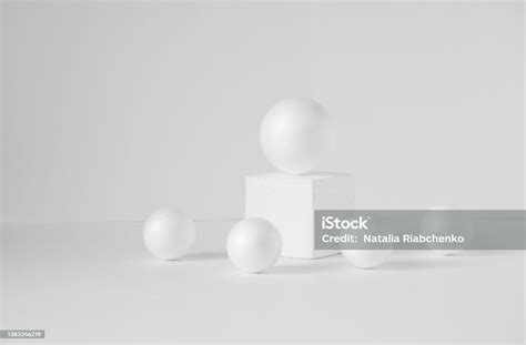 다양한 기하학적 모양의 흰색 흑백 구성 스퀘어 3d 연단은 다양한 크기의 공으로 둘러싸여 있습니다 클로즈업 복사 공간 구에 대한 스톡 사진 및 기타 이미지 Istock