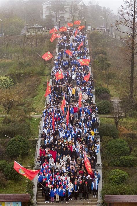 翻山越岭20余公里千名学子徒步木兰山 武汉 新闻中心 长江网 cjn cn
