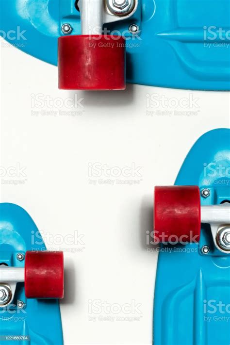 흰색 배경에 파란색 롱 보드 순양함 평면 평신도 스포츠 라이프 스타일 문화 레저 취미 대체 교통의 개념 0명에 대한 스톡 사진 및 기타 이미지 Istock