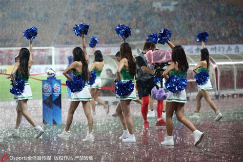 恒大赛前突降大雨 足球宝贝湿身热舞手机凤凰网