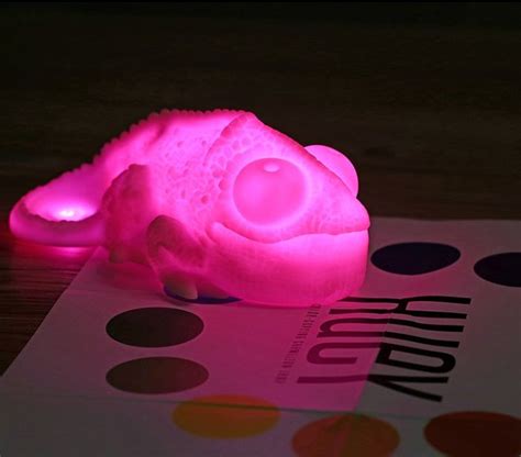 Color Copying Chameleon Lamp