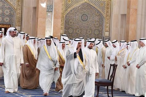 ناصر المحمد يتقدم كبار الشيوخ والمسؤولين في صلاة العيد جريدة الجريدة