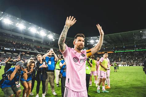 Messi cập nhật trạng thái mới thì bị CĐM Việt tràn vào Facebook tra hỏi