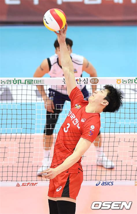사진 강민웅오늘은 등록된 유니폼 입고 출전