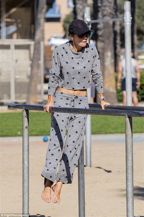 Bethenny Frankel Shows Off Skinnygirl Figure In Cropped Top During