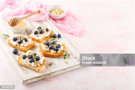 신선한 딸기 블루베리 리 코타 치즈 토스트 백 리 향 꿀 헤이즐넛 봉사 곡초류에 대한 스톡 사진 및 기타 이미지 곡초류 바로 먹을 수 있는 여름 Istock
