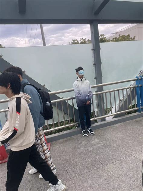 新闻调查 On Twitter 11月28日，上海工程技术大学 Ivsmts7d0b Twitter