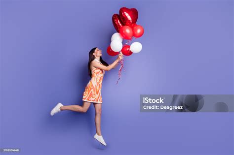 전체 길이 프로필 초상화 좋은 아가씨 홀드 풍선 점프 빈 공간 착용 드레스 절연 보라색 색상 배경 30 34세에 대한 스톡 사진