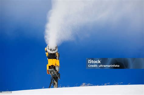 Snowmaking 눈 건입니다 스키 슬로프 인공 눈이 눈 대포와 함께 리조트 스키기계 눈 아름 다운 겨울 자연입니다 산 위에