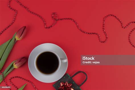 튤립 선물 및 빨간 배경에 커피 한잔 평면 위치 최고 볼 수 있습니다 0명에 대한 스톡 사진 및 기타 이미지 0명
