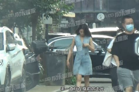 43岁殷桃个人资料简介美似20岁少女！（穿深v紧捂胸口防走光） 人物集