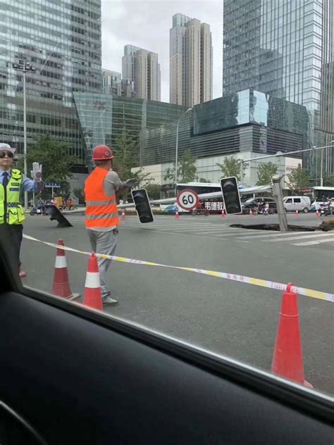 突发！沈阳青年大街文艺路西北角路面塌陷！交通暂封闭！搜狐汽车搜狐网