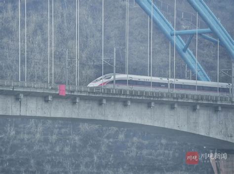 成渝高铁推出全国首张高铁月票，二等座6028元／60次澎湃号·媒体澎湃新闻 The Paper