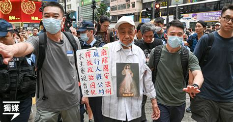 【七一】八旬伯舉「釋放政治囚犯」標語 半百警包圍「護送搭車」 獨媒報導 獨立媒體