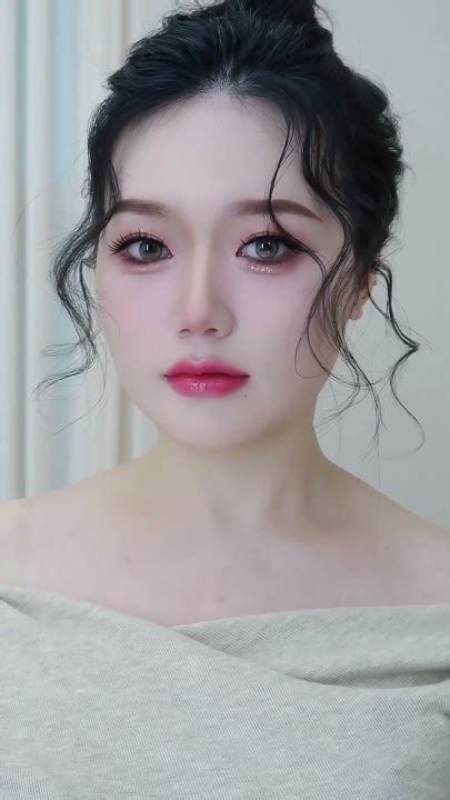 연말에는 화려한 메이크업이 필수 반짝이는 글리터 포인트 컬러로 특별한 날을 더욱 빛나게 연말룩 연말메이크업 파티메이크업