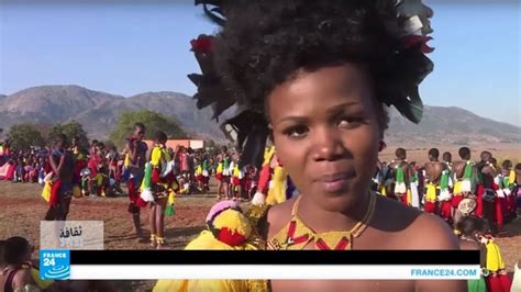 عذارى يرقصن بصدورهن العارية أملا بكسب قلب الملك Youtube