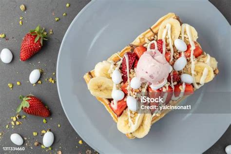 石の背景にイチゴとバナナとベルギーワッフル おやつのストックフォトや画像を多数ご用意 おやつ イチゴ ウエハース Istock