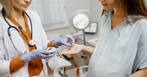 산부인과 의사가 진료실에서 건강 검진을 받는 젊은 임산부에게 약을 주고 있다 임신 중 약물 복용의 개념 사진 Unsplash의 성인 이미지
