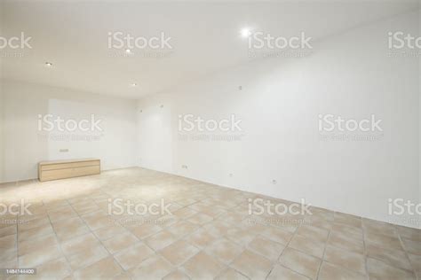 밝은 갈색 정사각형 타일과 외로운 나무 찬장이 있는 평범한 흰색 벽이 있는 빈 방 0명에 대한 스톡 사진 및 기타 이미지 0