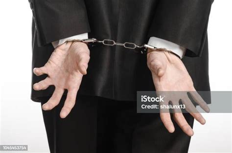 부패와 뇌물 테마 고립 된 스튜디오에는 흰색 바탕에 그의 손에 수 갑과 검은 양복에 사업가 고소에 대한 스톡 사진 및 기타