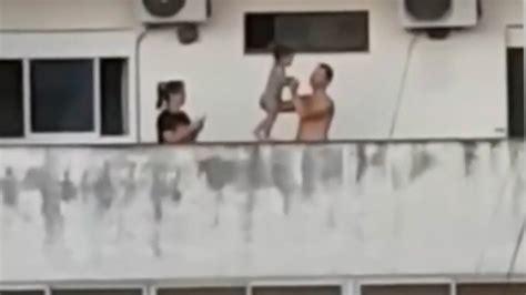 Impactante Video Una Pareja Hizo Caminar A Una Nena Por La Cornisa De