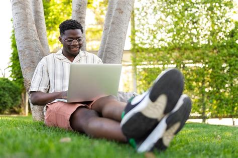 Un Homme Noir Utilisant Un Ordinateur Portable Dans Un Parc Un étudiant