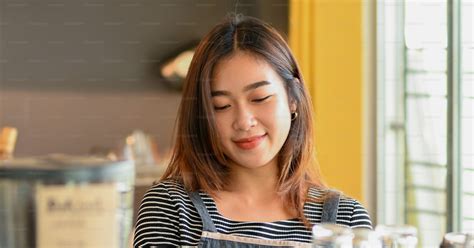 커피숍에서 커피 머신으로 커피를 만드는 매력적인 아시아 여성 바리스타의 초상화 커피 양조 사진 Unsplash의 증기 이미지