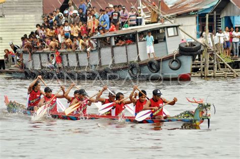 Dayung Sampan Antara Foto