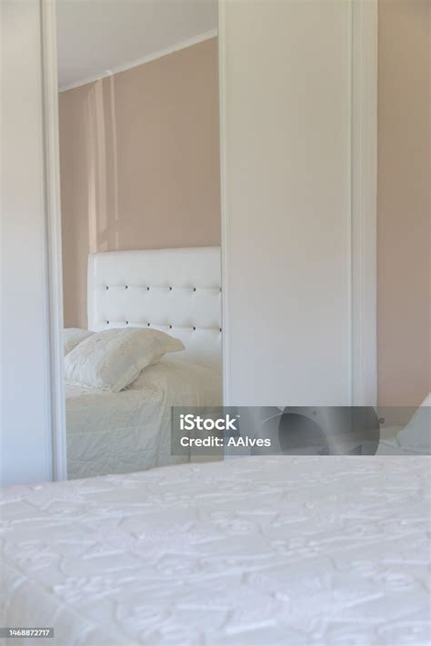 베개 헤드보드 거울이 있는 옷장이 있는 밝은 침실의 인테리어 디테일 매우 편안하고 아늑하며 현대적입니다 흰색과 파스텔 톤 복사 공간 0명에 대한 스톡 사진 및 기타 이미지