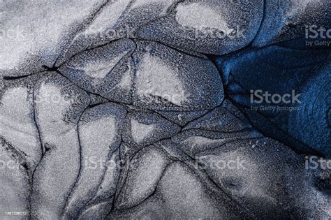 은색과 파란색 금속 미래 배경 컨셉을 만드세요 액체 네일 라커의 아름다운 추상적 인 얼룩 유체 예술 붓기 페인팅 기술 수평