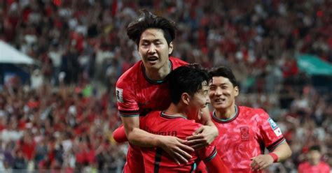 손흥민·이강인 합작골 넣고 포옹한국 중국에 1 0 승리