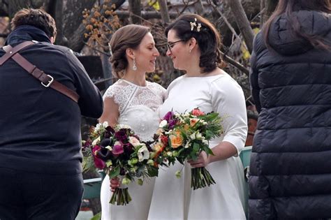 Chuck Schumers Daughter Alison Weds Elizabeth Weiland In Brooklyn