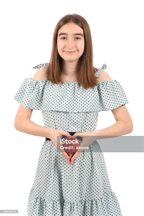 빨간 사과를 손에 들고 드레스를 입은 어린 아름 다운 소녀는 하얀 배경에 고립되어 있다 귀여운에 대한 스톡 사진 및 기타 이미지