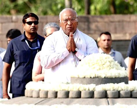 Congress Leaders Pay Tribute To Former Prime Minister Rajiv Gandhi On