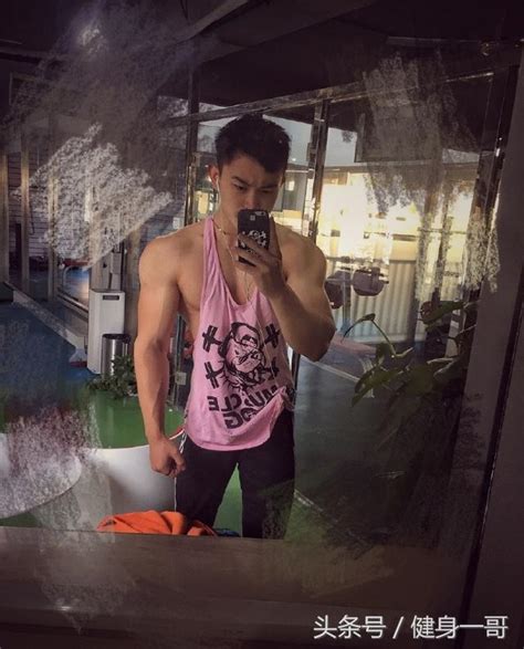 19歲的肌肉型男，健身兩年，胸肌發達麒麟臂健壯，只是這腰嚇人 每日頭條