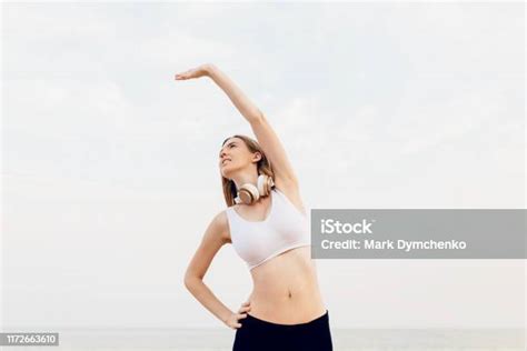 스트레칭 운동을하고 아침에 해변에서 젊은 강한 피트니스 여자 야외 가냘픈에 대한 스톡 사진 및 기타 이미지 가냘픈 건강한