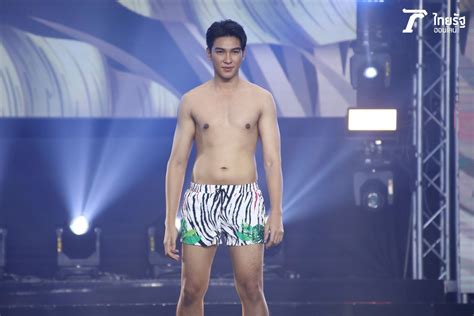 ตะลึงทั้งฮอลล์ นายแบบล่ำ งัดกล้ามโชว์อวดหุ่นแซ่บ บนเวทีประกวดหนุ่มหล่อ