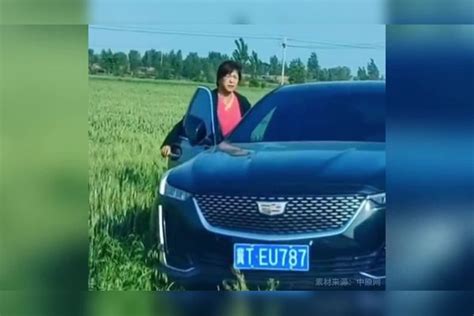 道路狭窄，对向来车为婚车车队礼让，挥手祝贺