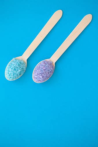 스파입니다 텍스트에 대 한 공간을 가진 파란 배경에 두 개의 나무 숟가락에 유기 바다 소금 갈색에 대한 스톡 사진 및 기타