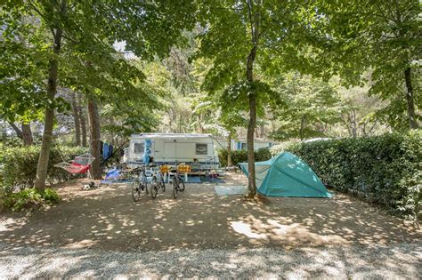 Uitgeruste Staanplaatsen Voor Tenten Campers En Caravans In Toscane