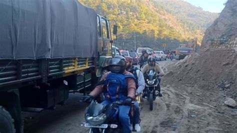 Landslideछिनका में बदरीनाथ हाईवे पर गिरी चट्टान मलबा आने से चार घंटे
