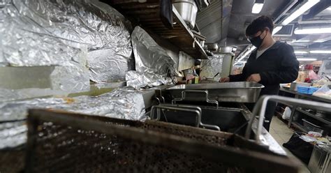 시위대와 함께 먹을 음식 만드는 학생