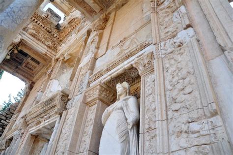 Alivio De La Escultura De La Fachada De La Antigua Biblioteca De Celso