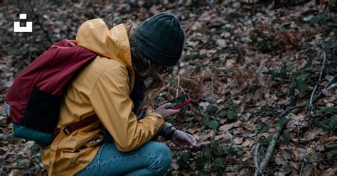 노란 재킷과 파란 데님 청바지를 입은 남자가 마른 나뭇잎과 함께 땅에 앉아 있다 사진 Unsplash의 무료 땅 이미지