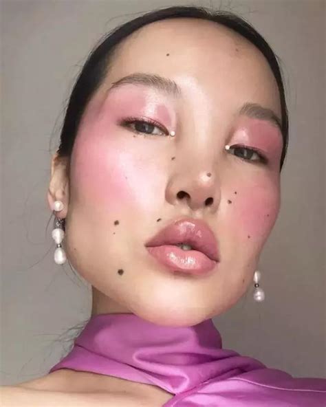 长相酷似阿凡达，这个长着“高级脸”的模特，引起网友热议 新加坡新闻